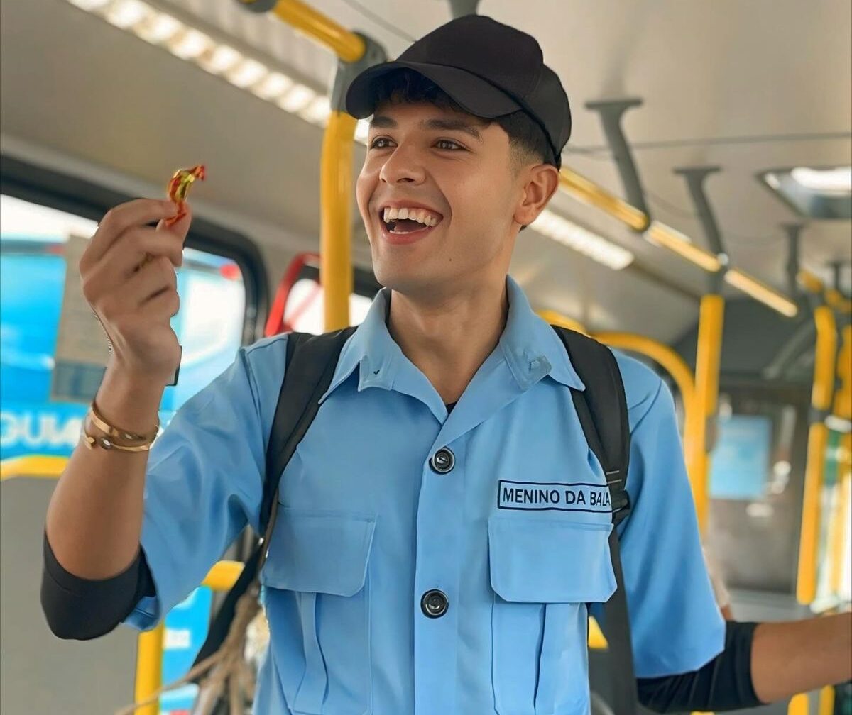“Menino da Bala”: o ambulante que conquistou a internet com histórias ...